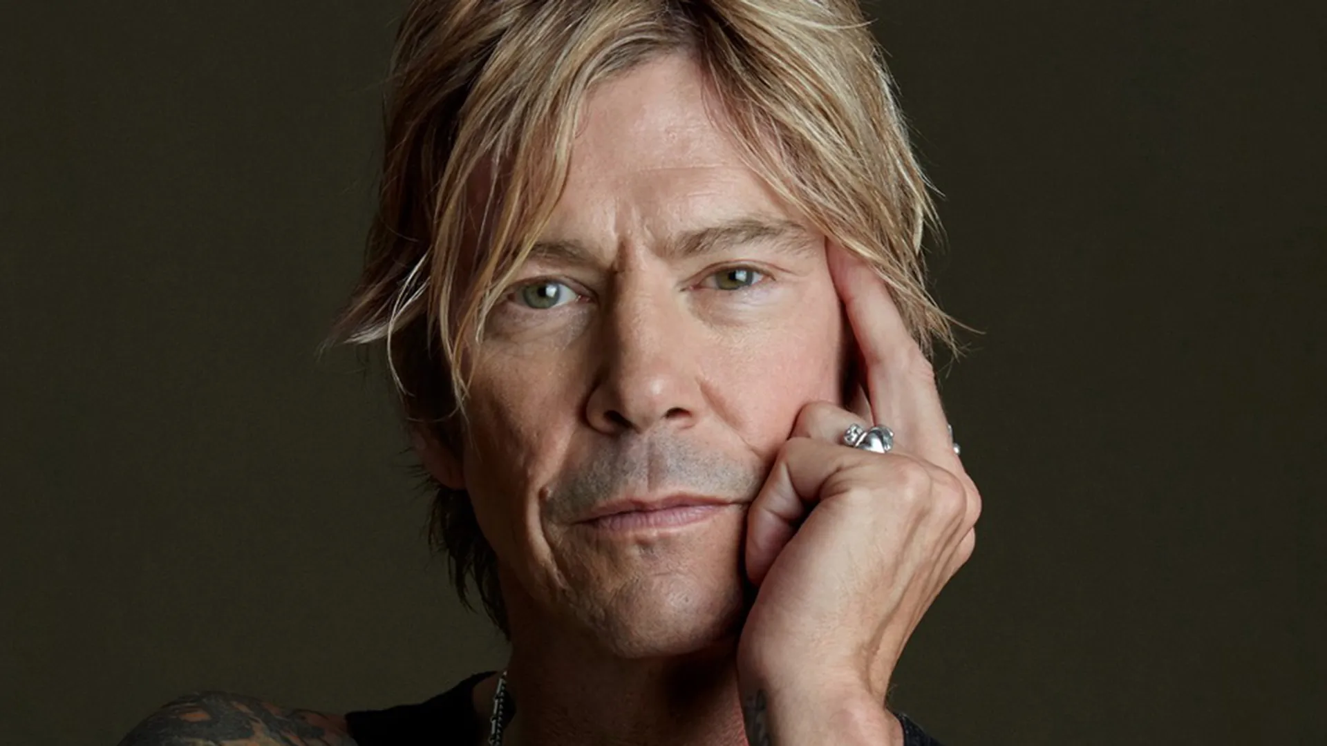 Basista Guns N' Roses-a Duff McKagan obradio kultnu pesmu Davida Bowiea ...